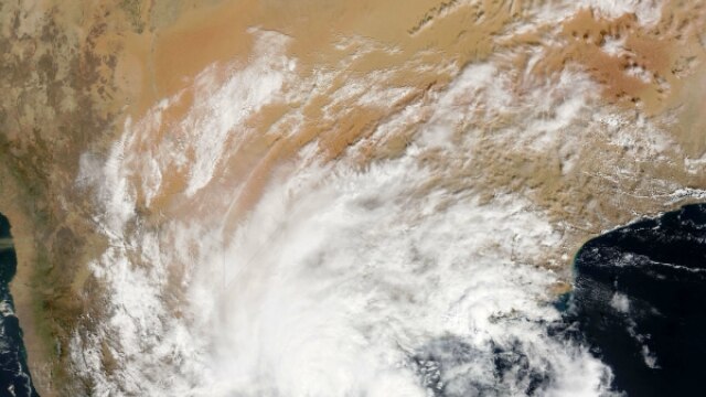 Rare cyclone Chapala batters Yemen, thousands flee homes