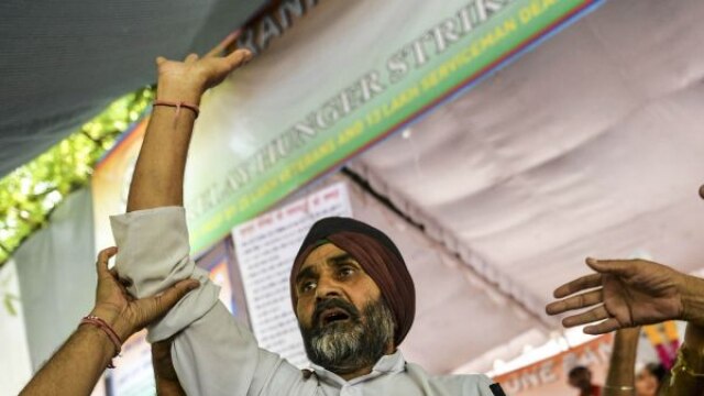 OROP protest: 4 ex-servicemen climb water tank, threaten suicide