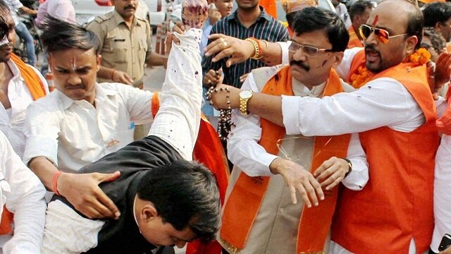 Uttar Pradesh: Party worker throws ink on Sena MP Sanjay Raut