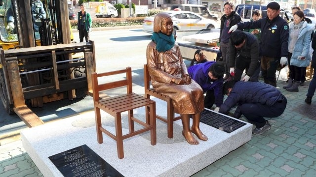 Japan PM Shinzo Abe urges South Korea to remove 'comfort woman' statue