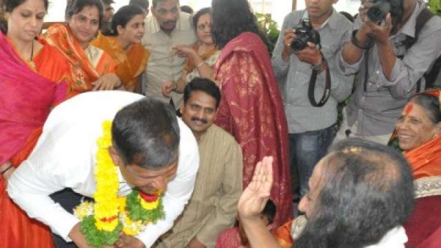 Spiritual guru Sri Sri blesses Laxman Jagtap, wishes him success