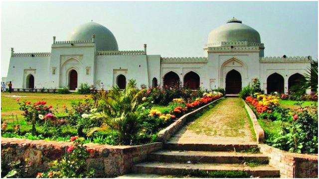 Encroachers block heritage mosques, bar visitors