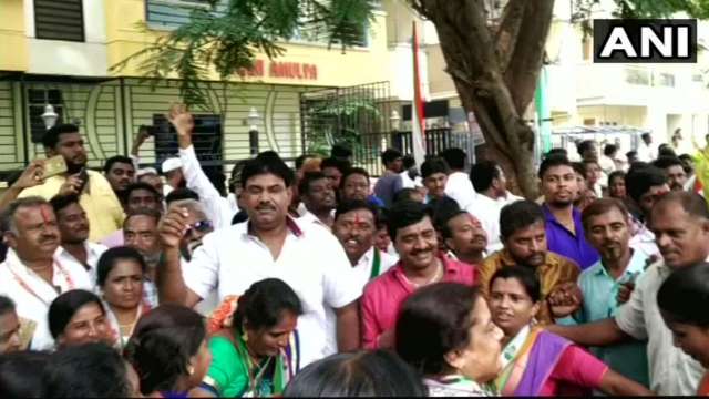 Karnataka: Congress workers celebrate as Muniratna extends lead over ...