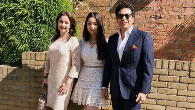 Sara Tendulkar celebrates graduation day with mother Anjali and father ...