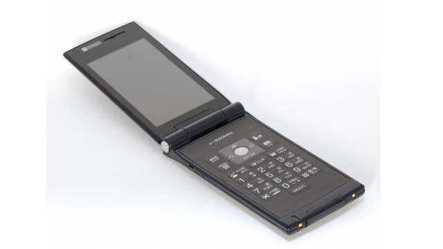 Flip phones are coming back in style, but with a twist