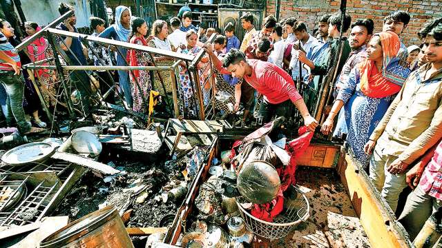 Gujarat: 25 slums gutted in Isanpur fire