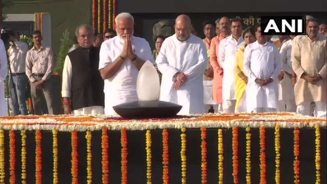 Ahead of swearing-in, PM Modi pays tributes to Mahatma Gandhi, former ...