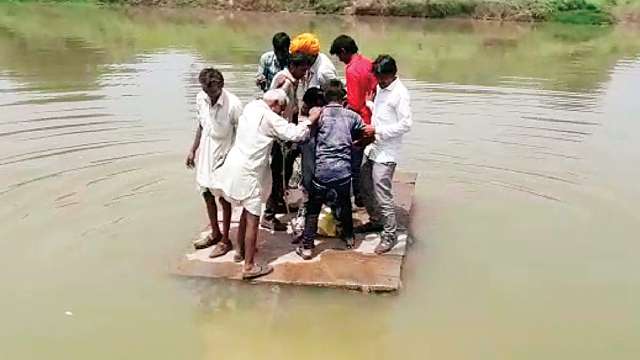 Madhya Pradesh: Risking lives, villagers take shortcut to reach farmlands