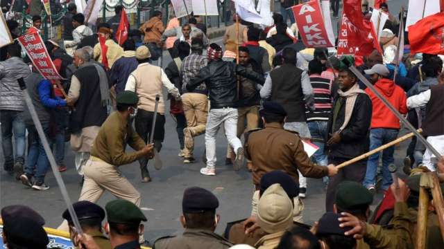 Left party workers march to Patna Raj Bhawan against farm laws ...
