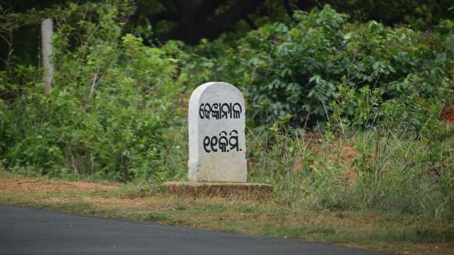 Do you know why milestones along the road have different colours?