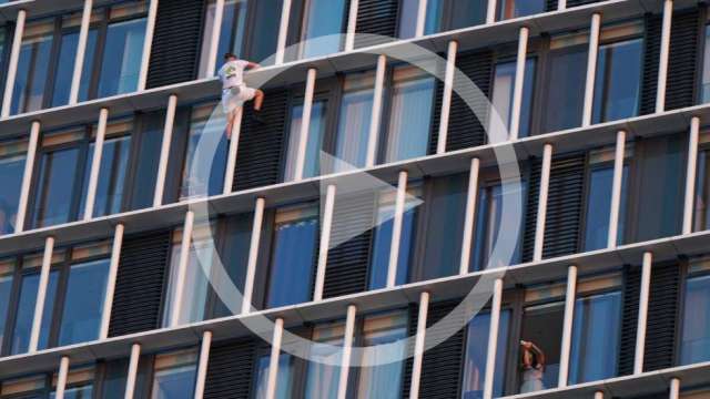 From one beam to another: Watch UK man free climb 400-feet-high ...