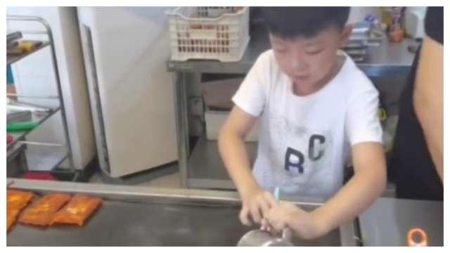 Child labour or future Masterchef? Netizens wonder as young boy cooks ...