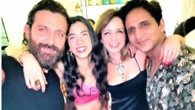 Hrithik Roshan's selfie with girlfriend Saba Azad, ex-wife Sussanne ...