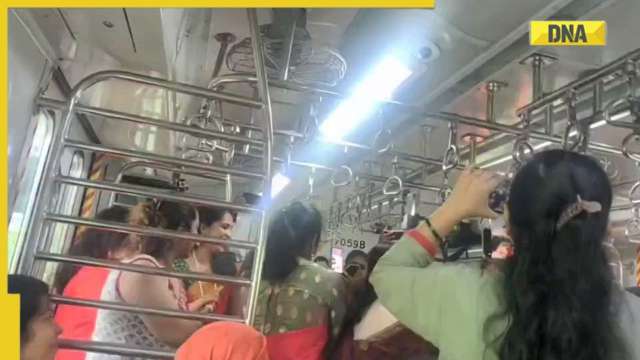 Navratri 2022: Women perform Garba inside the Mumbai local train gets viral